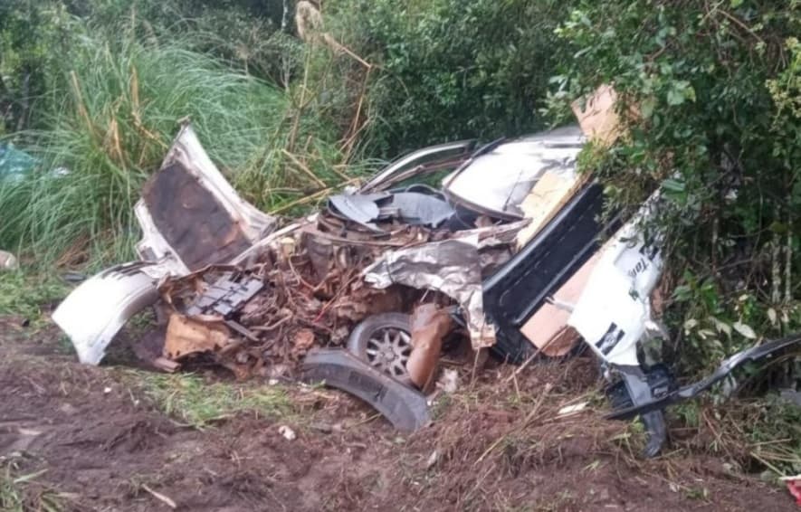 Três óbitos em violento acidente; Palio ficou irreconhecível